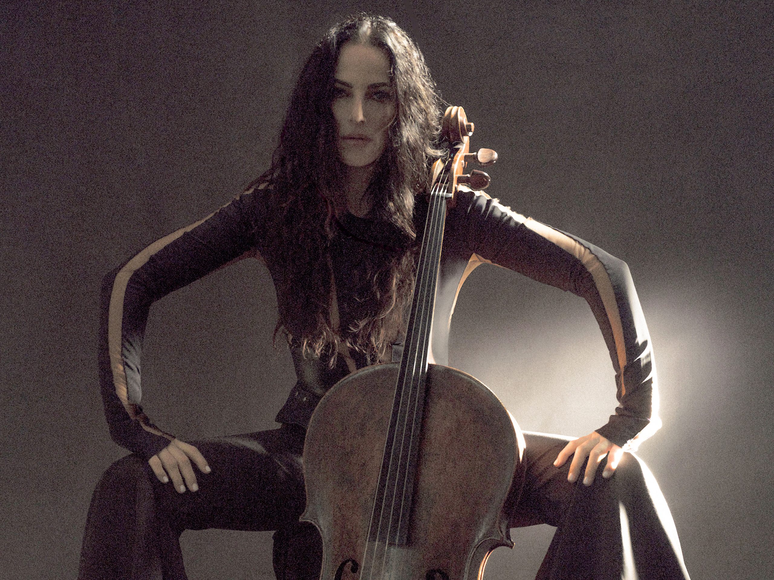 Cellist Maya Beiser's variation on a minimalist manifesto - TPR: The ...